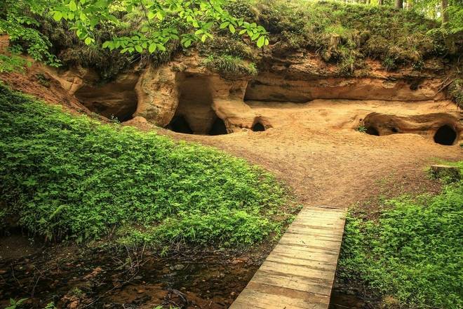 LIEPNIEKVALKA CAVES