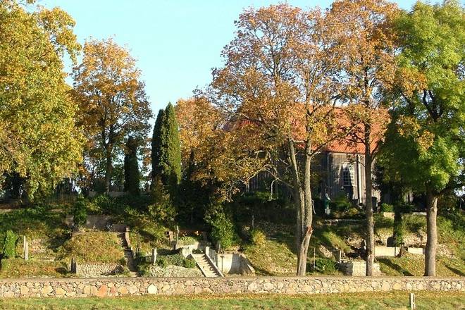 RAKTUVĖS PILIAKLANIS SU GYVENVIETE